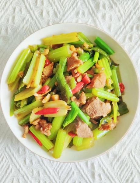 芹菜炒肉热量高吗_芹菜炒肉有什么营养-第1张图片-山城妙识 芹菜炒肉热量高吗_芹菜炒肉有什么营养-第1张图片-山城妙识