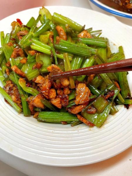 芹菜炒肉丝怎么炒好吃_芹菜炒肉丝做法窍门-第2张图片-山城妙识 芹菜炒肉丝怎么炒好吃_芹菜炒肉丝做法窍门-第2张图片-山城妙识