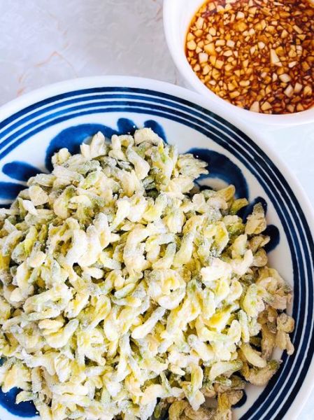 蒸槐花怎么做好吃_蒸槐花不塌不黄的秘诀-第1张图片-山城妙识 蒸槐花怎么做好吃_蒸槐花不塌不黄的秘诀-第1张图片-山城妙识