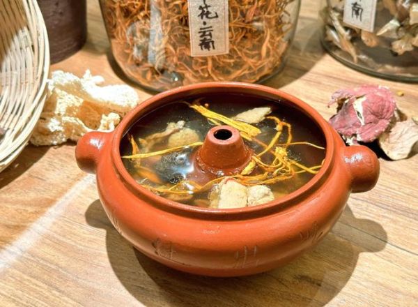 云南气锅鸡怎么做_云南气锅鸡正宗做法-第1张图片-山城妙识 云南气锅鸡怎么做_云南气锅鸡正宗做法-第1张图片-山城妙识