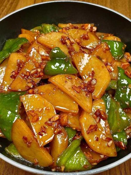 土豆炒青椒怎么做_土豆炒青椒用焯水吗-第1张图片-山城妙识