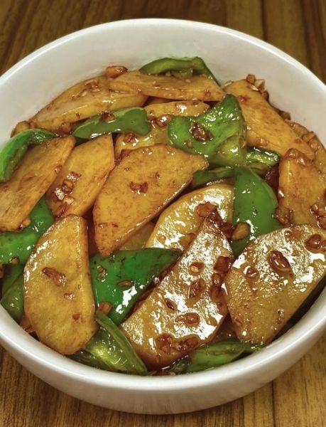 土豆炒青椒怎么做_土豆炒青椒用焯水吗-第2张图片-山城妙识