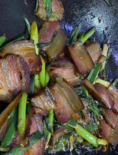 炒腊肉要焯水吗_腊肉焯水正确方法-第3张图片-山城妙识