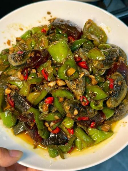 皮蛋炒什么菜好吃_皮蛋炒青椒还是番茄更下饭-第2张图片-山城妙识