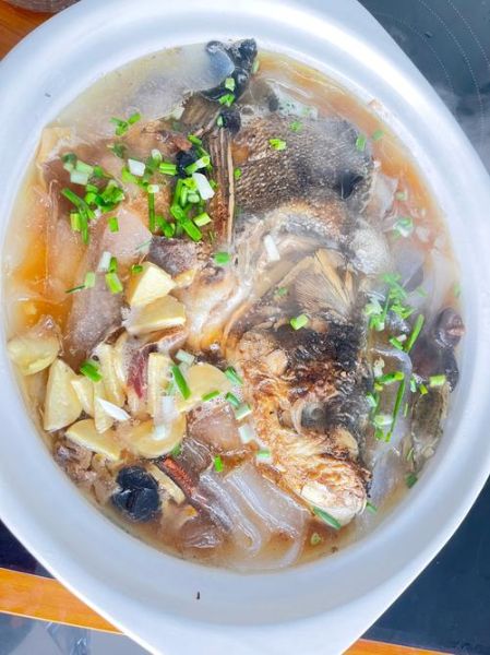 香菇炖鱼汤怎么做_香菇炖鱼汤的做法大全-第1张图片-山城妙识