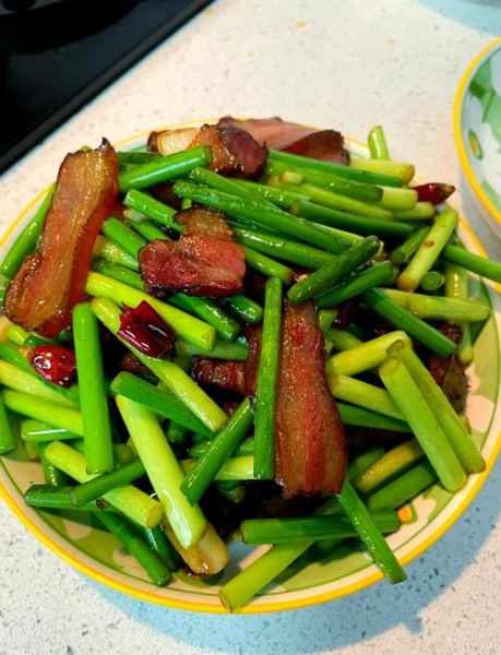 蒜苔炒腊肉怎么做_腊肉炒蒜苔要不要焯水-第1张图片-山城妙识