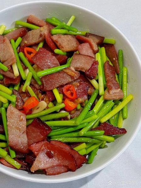 蒜苔炒腊肉怎么做_腊肉炒蒜苔要不要焯水-第2张图片-山城妙识