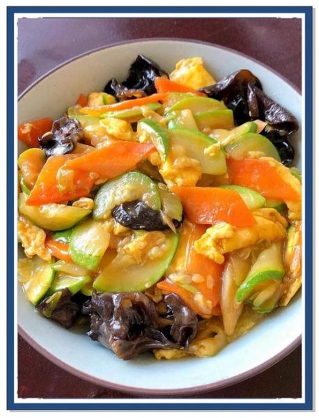 西葫芦炒鸡蛋木耳怎么做_西葫芦炒鸡蛋木耳需要焯水吗-第1张图片-山城妙识