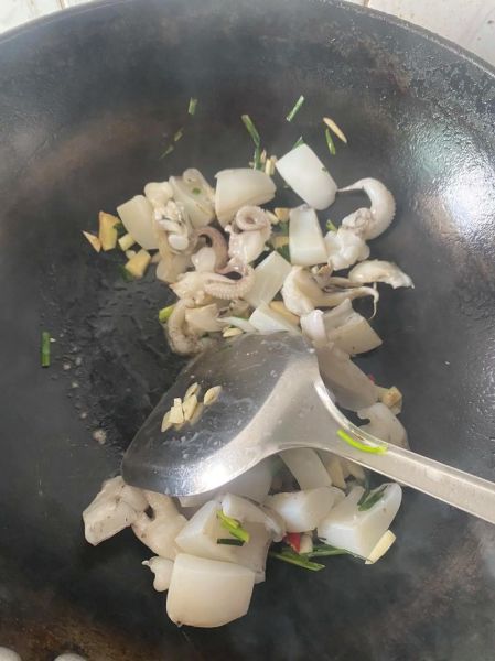 墨鱼怎么处理干净_墨鱼清洗内脏步骤-第3张图片-山城妙识