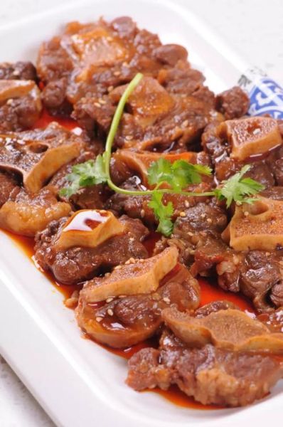 红烧牛尾怎么做_红烧牛尾需要焯水吗-第1张图片-山城妙识