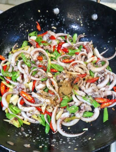 辣椒炒鱿鱼怎么做好吃_辣椒炒鱿鱼做法步骤-第2张图片-山城妙识