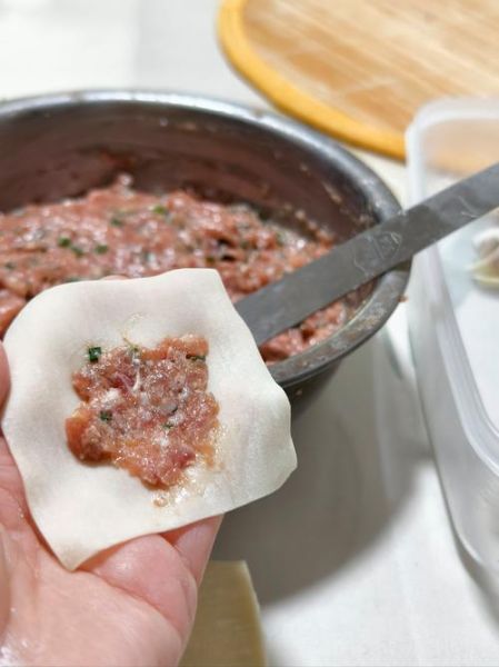 买的馄饨皮不粘怎么包馄饨_馄饨皮太干包不住怎么办-第2张图片-山城妙识