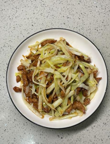 韭黄炒肉片怎么做_韭黄炒肉片的家常做法-第3张图片-山城妙识