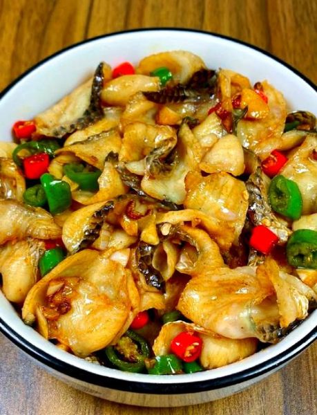 青椒炒黑鱼片怎么做_黑鱼片嫩滑不腥的秘诀-第1张图片-山城妙识 青椒炒黑鱼片怎么做_黑鱼片嫩滑不腥的秘诀-第1张图片-山城妙识