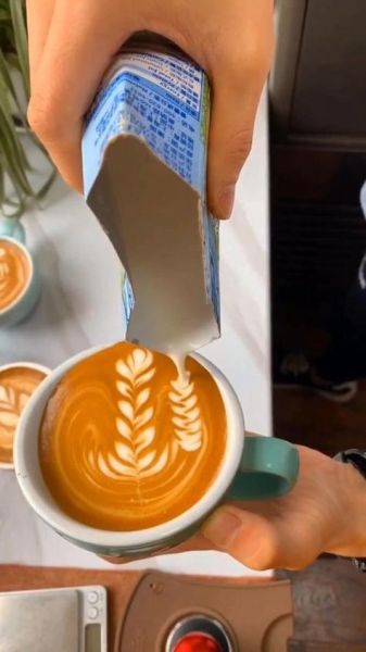 牛奶咖啡组合图片怎么拍_牛奶咖啡拉花技巧-第1张图片-山城妙识