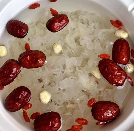 银耳莲子羹的配料有哪些_银耳莲子羹做法步骤-第2张图片-山城妙识 银耳莲子羹的配料有哪些_银耳莲子羹做法步骤-第2张图片-山城妙识