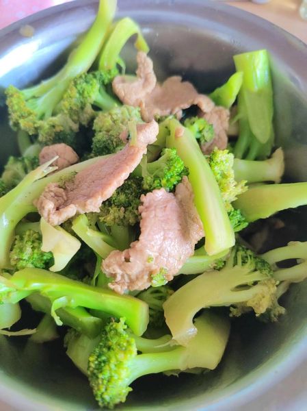 西兰花炒肉怎么炒才脆嫩_西兰花炒肉的家常窍门-第3张图片-山城妙识