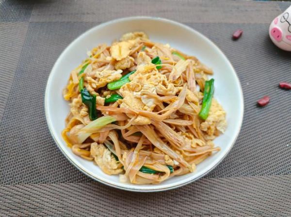 炒黄花菜的家常做法_黄花菜怎么炒才脆嫩-第1张图片-山城妙识