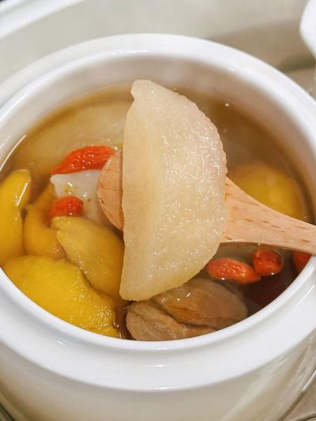 雪梨银耳汤热量是多少_减肥能喝吗-第1张图片-山城妙识