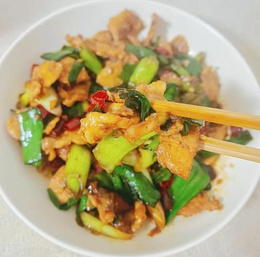 蒜毫炒肉怎么炒好吃_蒜毫炒肉的家常做法-第1张图片-山城妙识