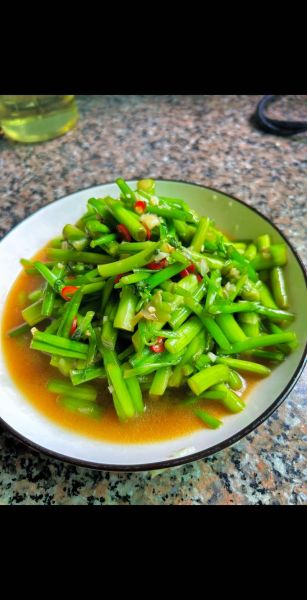 素炒芹菜怎么做_素炒芹菜热量高吗-第3张图片-山城妙识