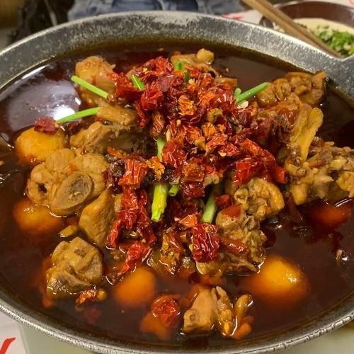 芋儿鸡火锅怎么做_芋儿鸡火锅哪里最正宗-第1张图片-山城妙识