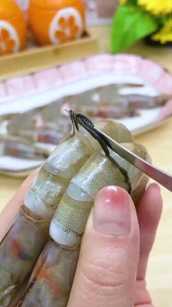 虾怎么开背去虾线_虾线怎么挑干净-第3张图片-山城妙识