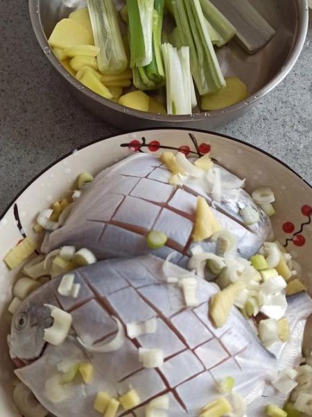 鲳鱼怎么处理内脏_鲳鱼清理步骤图解-第2张图片-山城妙识