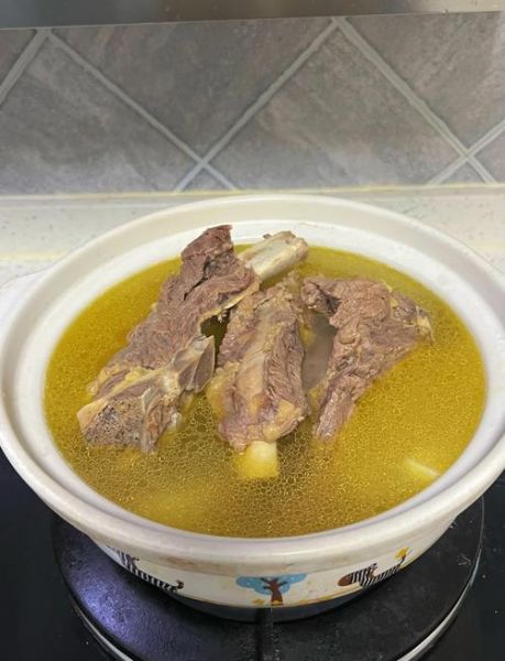 牛骨头汤怎么熬才白_牛骨头汤做法步骤-第1张图片-山城妙识