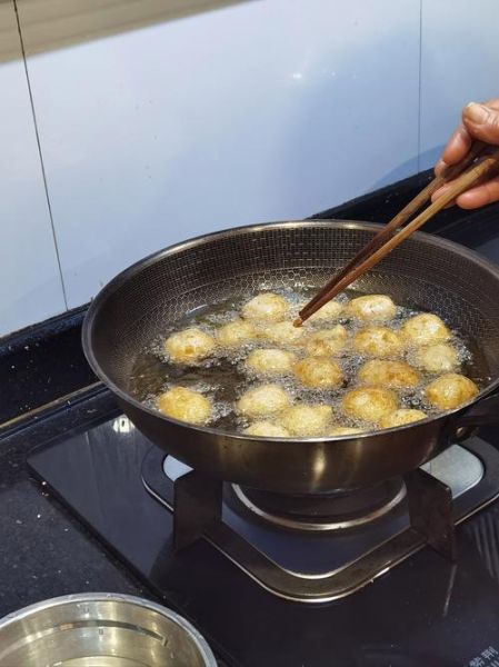 炸鱼丸子怎么做_正宗炸鱼丸子做法-第1张图片-山城妙识