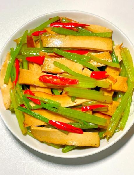 西芹炒豆干怎么做好吃_西芹炒豆干的家常做法-第1张图片-山城妙识