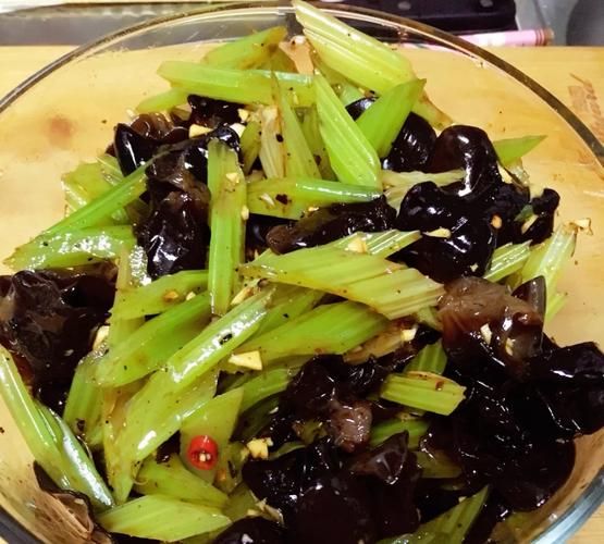 凉拌小芹菜用焯水吗_焯水后口感如何-第2张图片-山城妙识