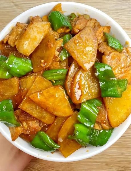 土豆片炒肉盖饭怎么做_土豆片炒肉盖饭热量高吗-第3张图片-山城妙识