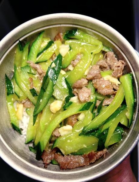 青瓜炒肉怎么炒好吃_青瓜炒肉先炒肉还是先炒瓜-第1张图片-山城妙识