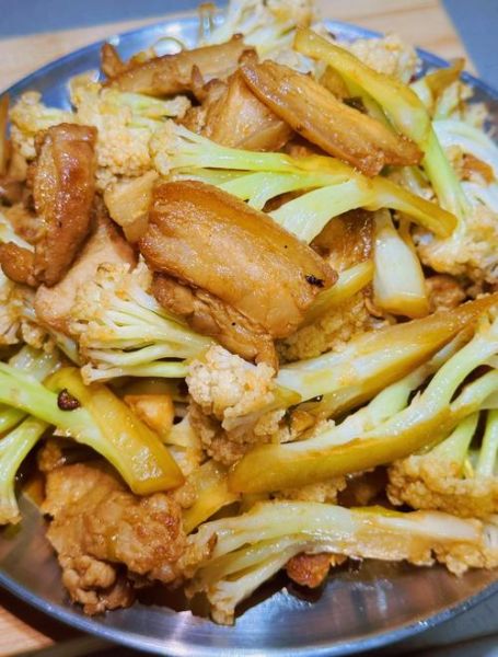 菜花肉片怎么炒_菜花炒肉片的家常做法-第1张图片-山城妙识