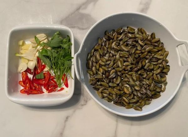 辣椒炒海瓜子怎么做_海瓜子要不要焯水-第3张图片-山城妙识