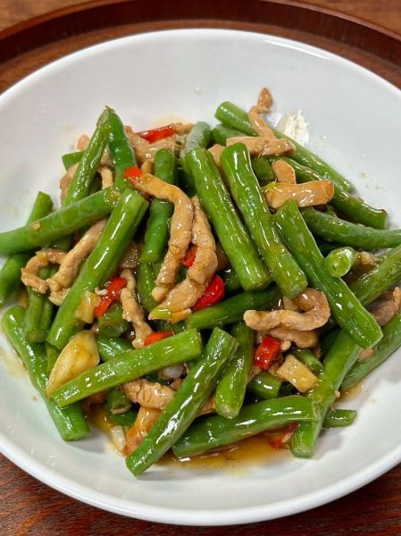 豇豆炒肉丝怎么做好吃_豇豆炒肉要不要焯水-第1张图片-山城妙识