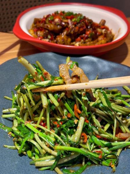 藜蒿炒肉怎么做_藜蒿炒肉用腊肉还是鲜肉-第2张图片-山城妙识