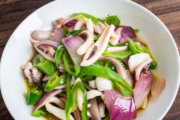 青椒洋葱炒鱿鱼怎么做_炒鱿鱼不老的秘诀-第3张图片-山城妙识