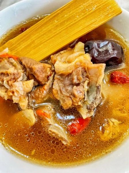 广东人煲羊肉汤放什么药材_羊肉汤药材搭配禁忌-第1张图片-山城妙识 广东人煲羊肉汤放什么药材_羊肉汤药材搭配禁忌-第1张图片-山城妙识