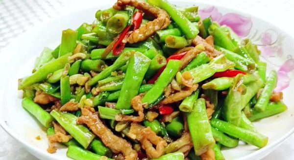 豇豆炒肉片怎么做_豇豆炒肉片用焯水吗-第1张图片-山城妙识