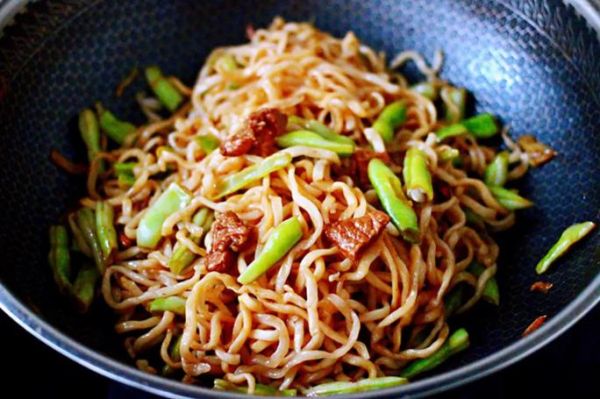 挂面焖面怎么做不坨不粘锅_挂面焖面家常做法窍门-第1张图片-山城妙识