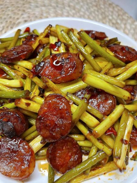 蒜苔炒腊肠怎么做_蒜苔炒腊肠的家常做法-第1张图片-山城妙识