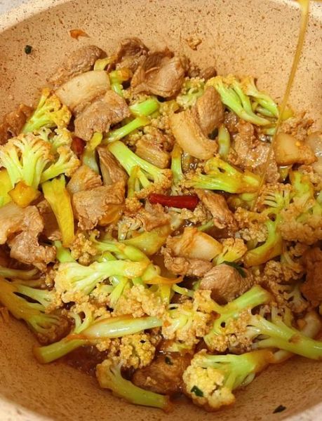 菜花炒肉怎么做好吃_菜花炒肉的家常做法-第1张图片-山城妙识