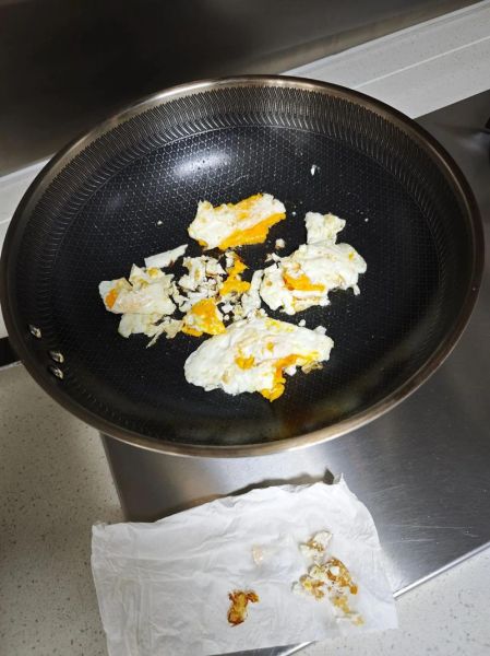 煎鸡蛋怎么不粘锅_煎鸡蛋用冷油还是热油-第1张图片-山城妙识