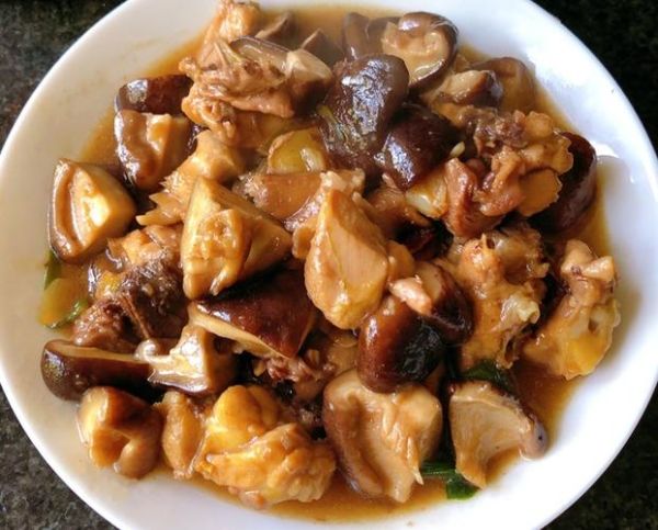 鲜香菇炖鸡怎么做_鲜香菇炖鸡用焯水吗-第2张图片-山城妙识