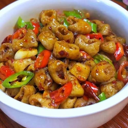 青椒炒肥肠怎么炒才脆_青椒炒肥肠焯水还是生炒-第3张图片-山城妙识