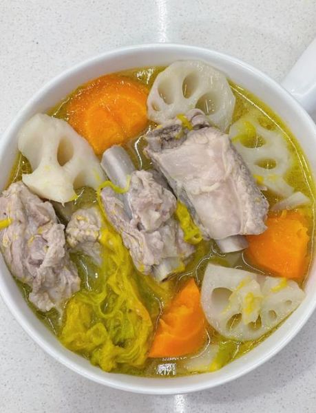 莲藕排骨汤怎么做才白_莲藕排骨汤去腥技巧-第1张图片-山城妙识