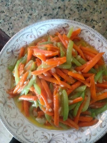 莴笋炒胡萝卜怎么炒好吃_莴笋胡萝卜做法大全-第3张图片-山城妙识 莴笋炒胡萝卜怎么炒好吃_莴笋胡萝卜做法大全-第3张图片-山城妙识