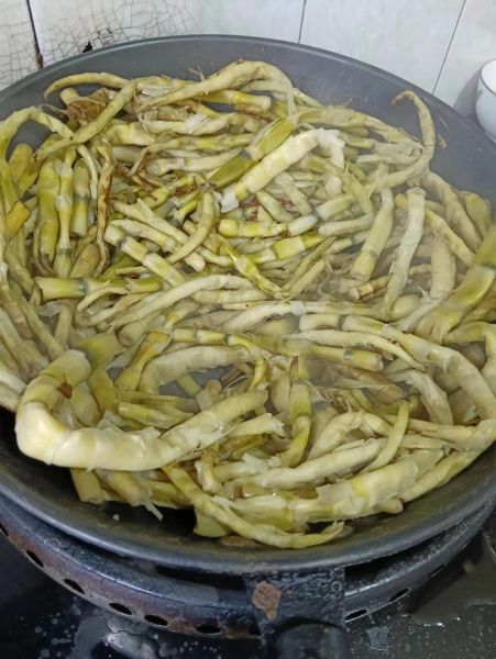 炒莴笋干怎么泡发_炒莴笋干要不要焯水-第1张图片-山城妙识